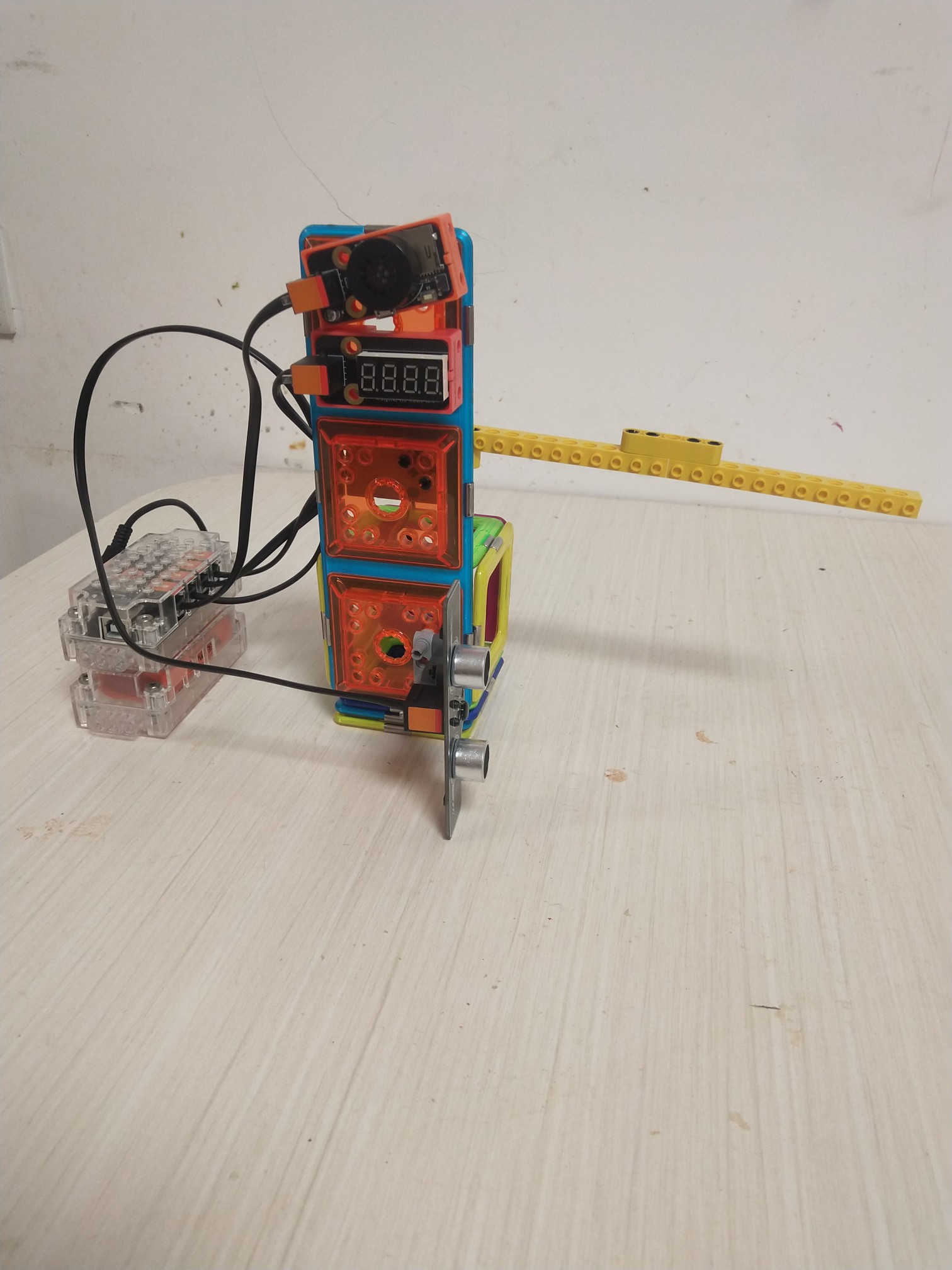 MAGFX融合高阶编程——智能停车场_学员乐乐爸融合高阶编程搭建亲子益智积木玩具游戏造型作品-机变酷卡